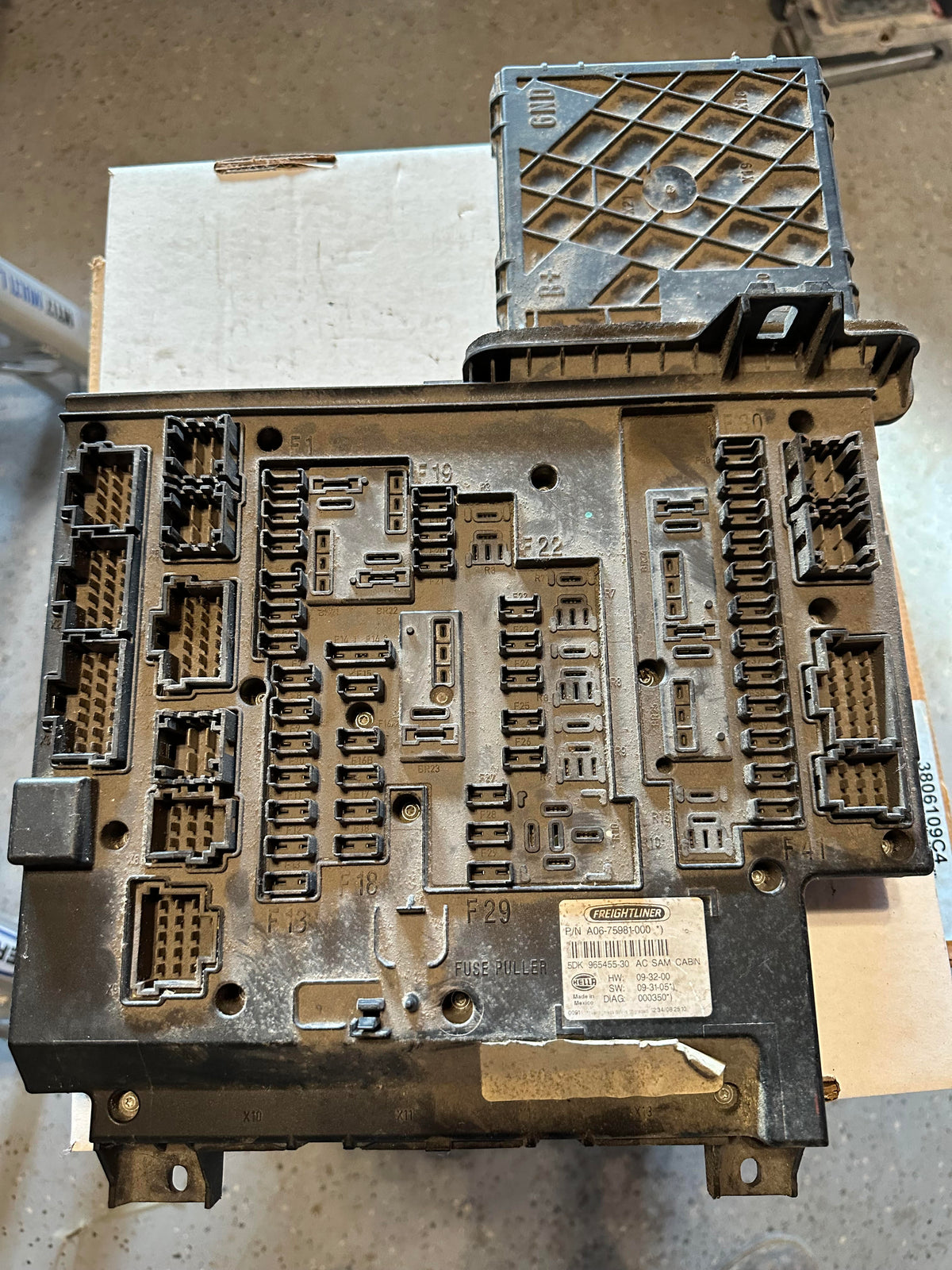 Freightliner Fuse Box A06 75981 000 Used Part — North Georgia Trucks ...