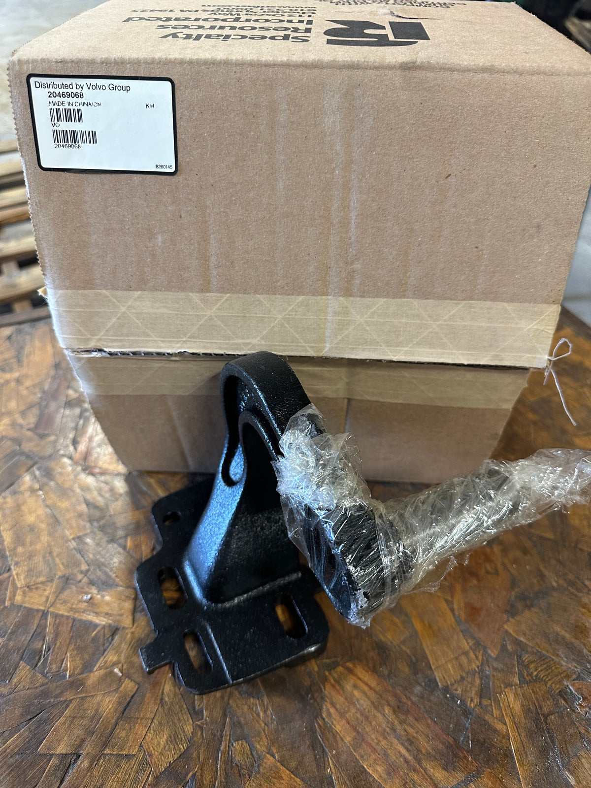 Volvo Left Side Hood Pivot Bracket 20469068 New OEM Part — North ...