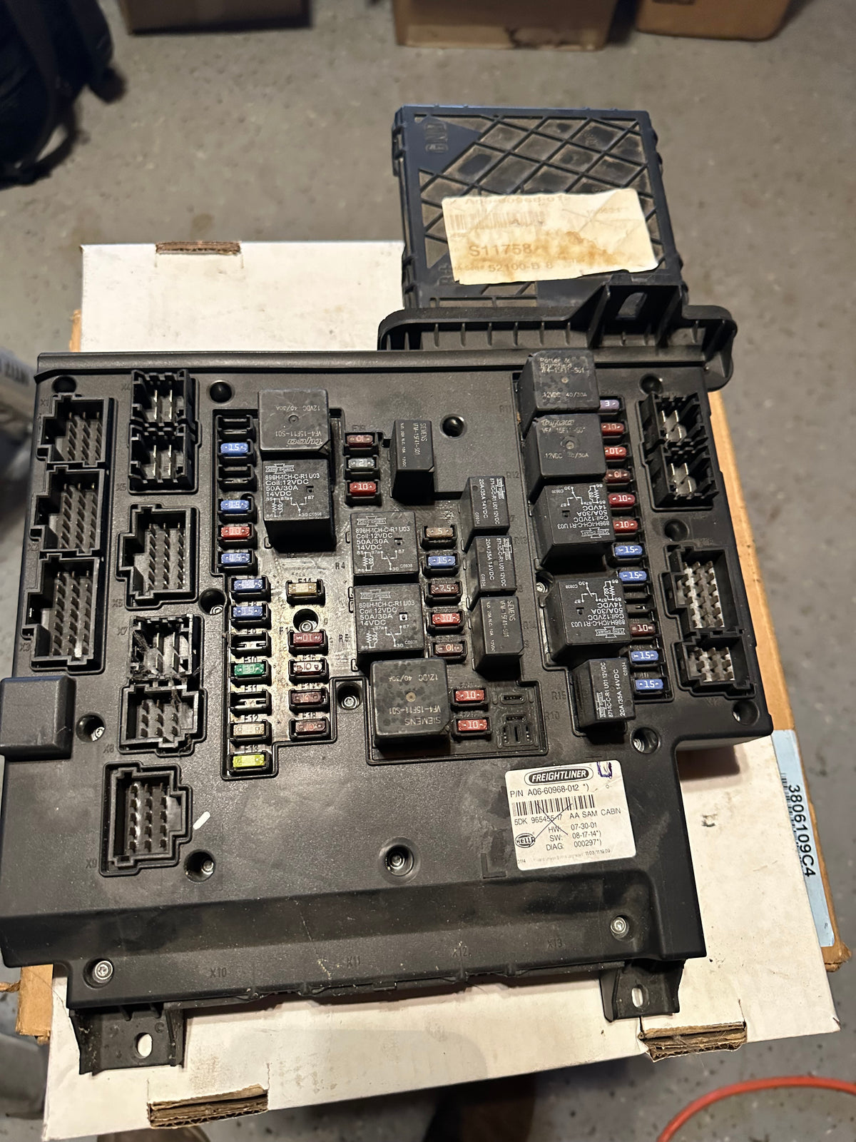 Freightliner Fuse Box 60968-012 Used OEM Part — North Georgia Trucks ...